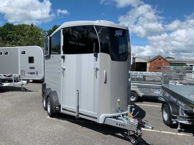 Ifor Williams Trailers Ifor Williams HBX511 Double Horse Trailer - Twin ...